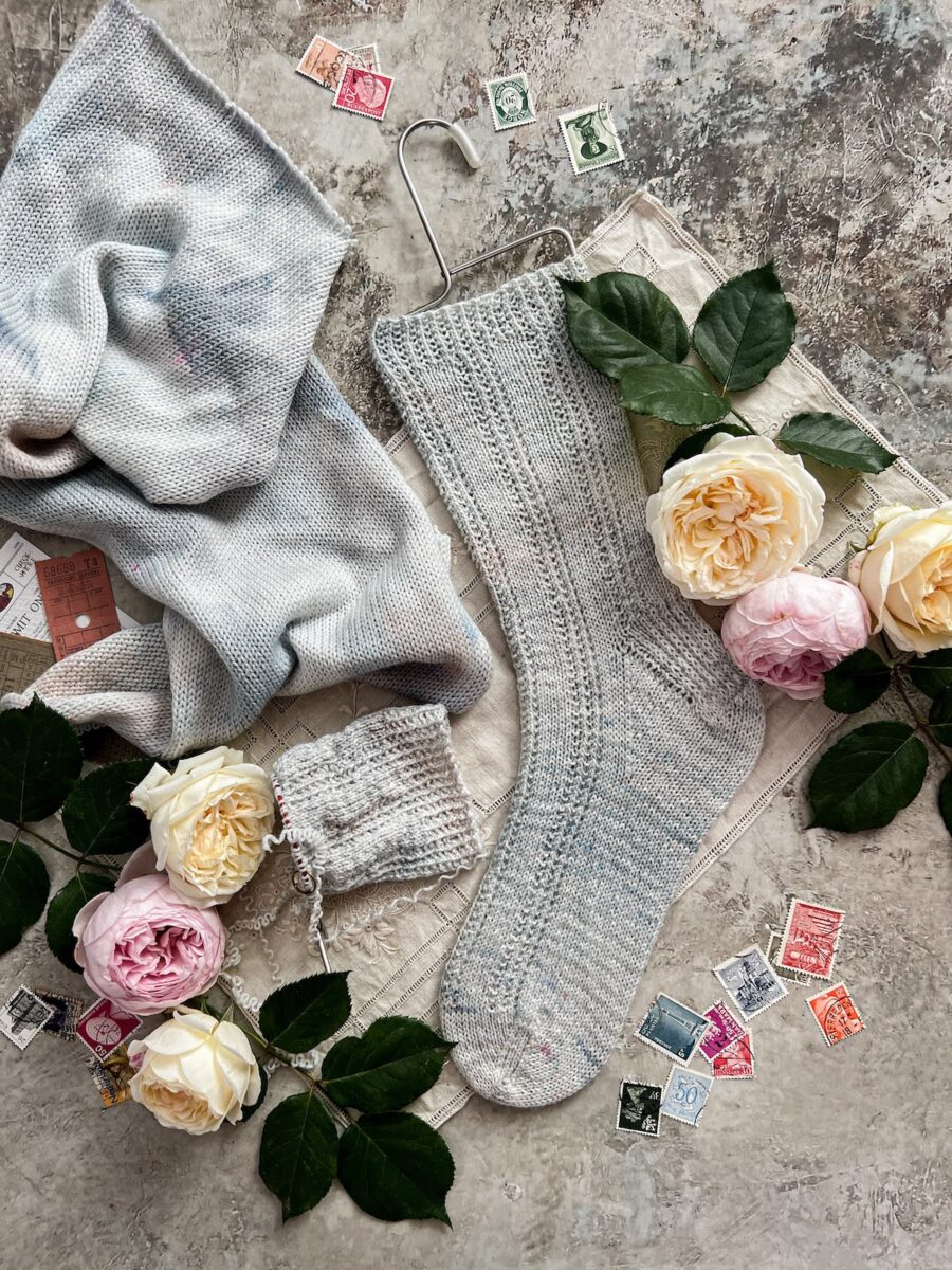How to Knit a Triangle Shawl for Beginners: 4 Easy Shapes - A Bee In ...