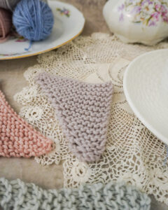 How to Knit a Triangle Shawl for Beginners: 4 Easy Shapes - A Bee In ...
