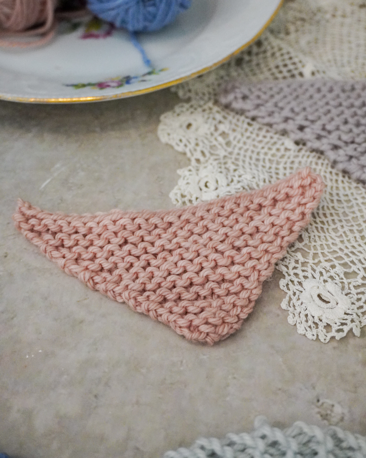 How to Knit a Triangle Shawl for Beginners: 4 Easy Shapes - A Bee In ...