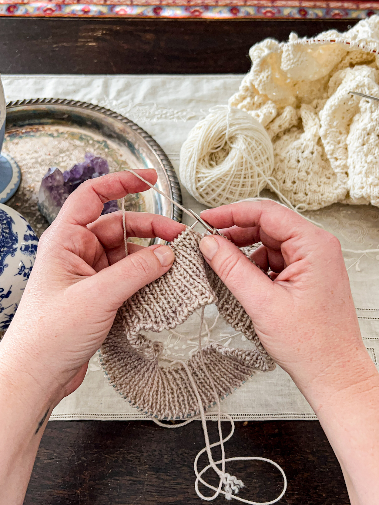 Knitting TBL (Through the Back Loop) - An Explanation - A Bee In The Bonnet