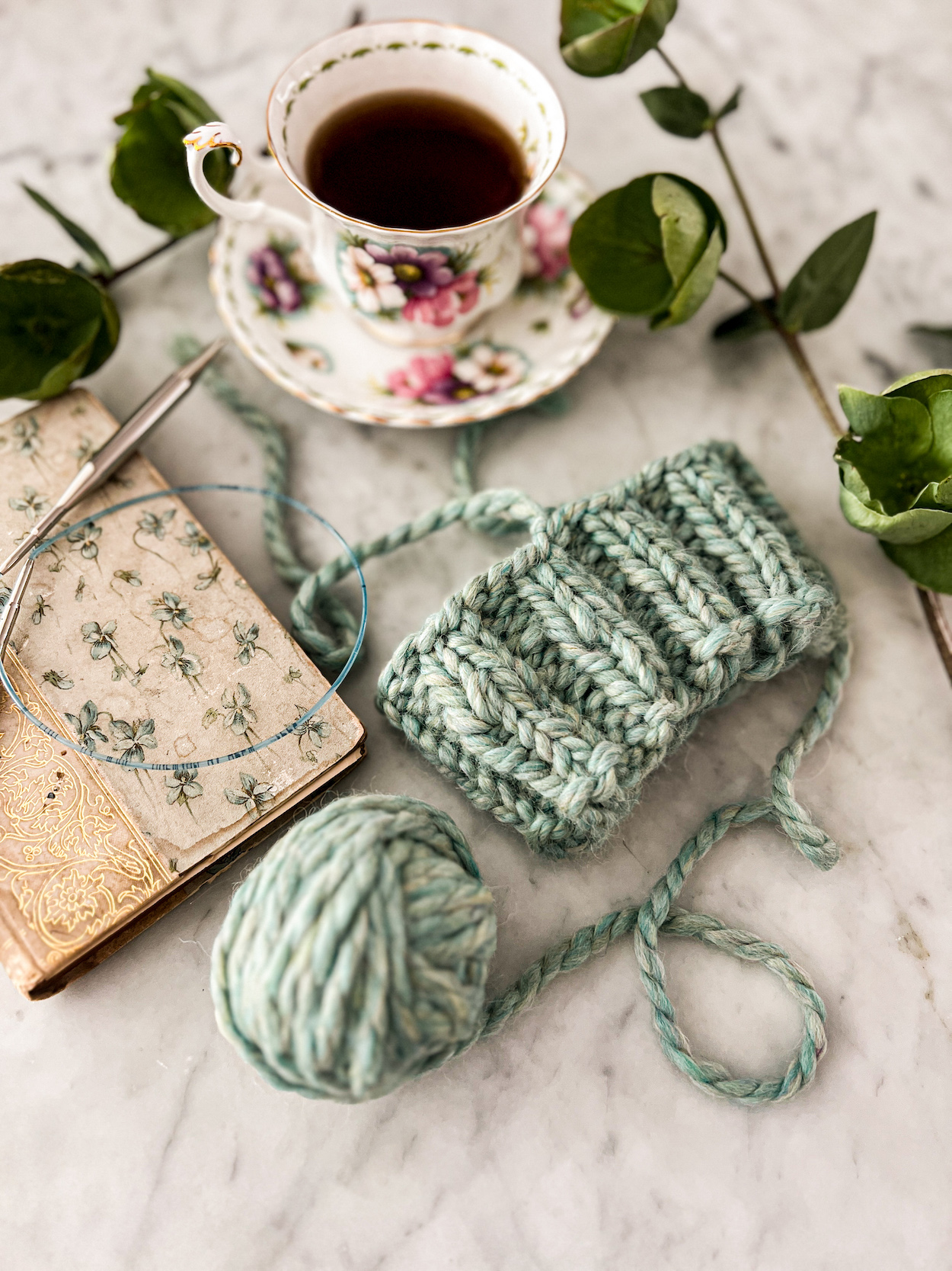 How to easily bind off knitting in the round - A Bee In The Bonnet