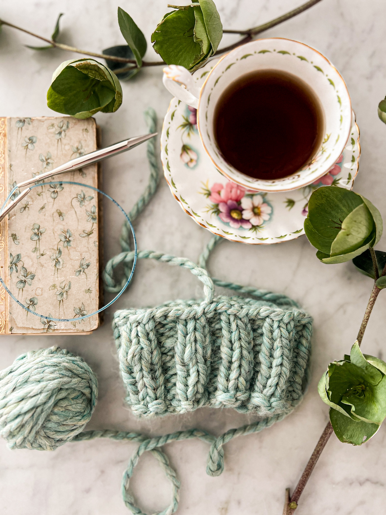 How to easily bind off knitting in the round - A Bee In The Bonnet