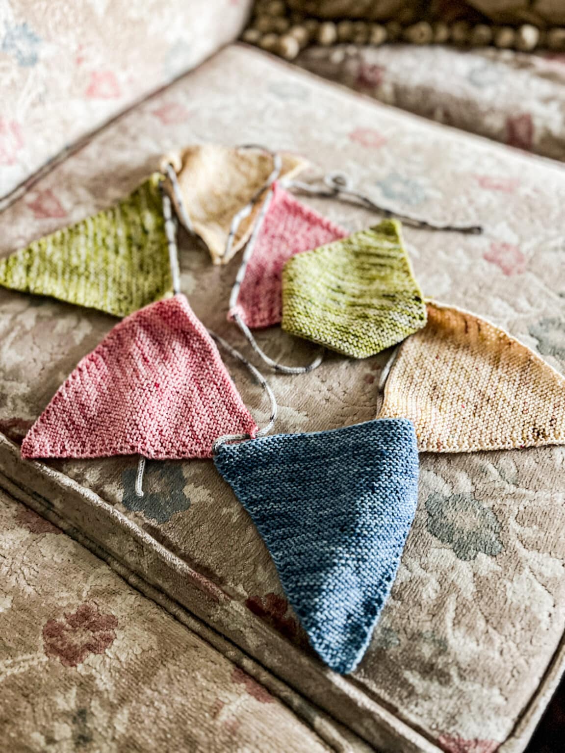 Free Tutorial: Festive Knit Triangle Bunting - A Bee In The Bonnet